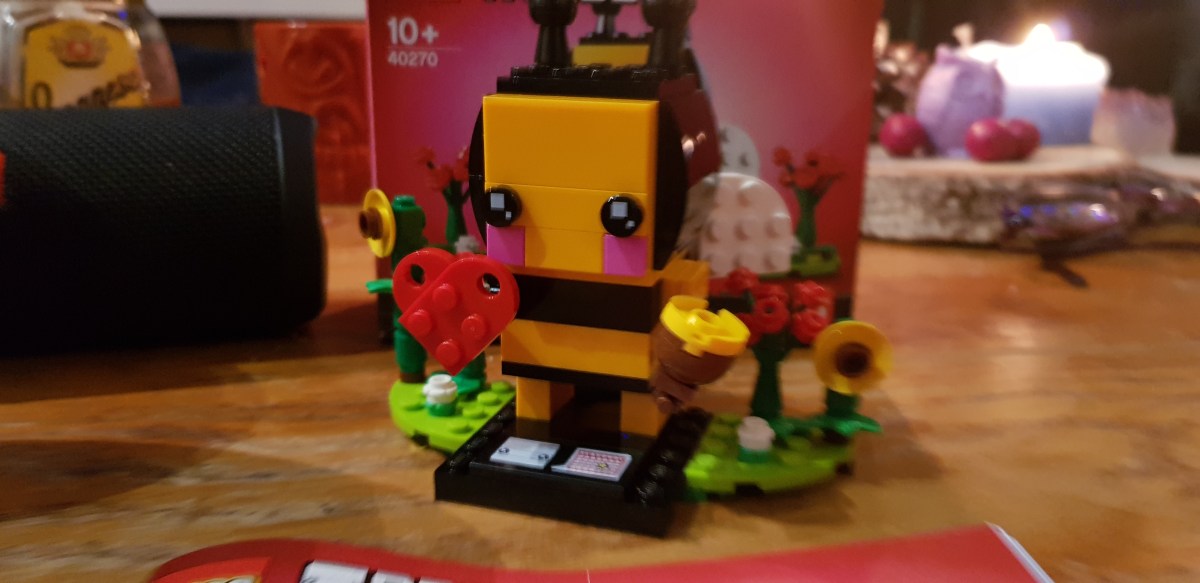 Review: LEGO® 40270 Bee Brickhead – JeffreyDebris.Com